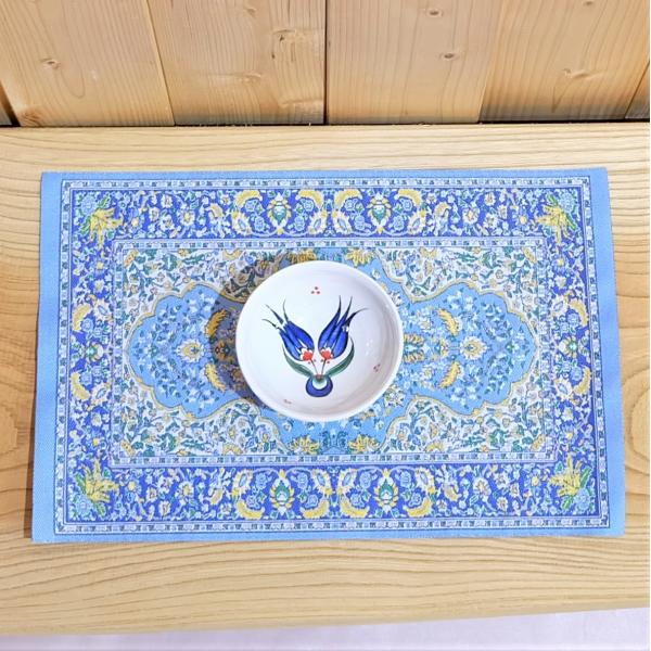 エキゾチックなデザインが素敵なプリントではない敷物どれも心惹かれるデザインです。薄手なので花瓶敷やタペストリーのように飾っていただいても良いですね。また、ご自分で作られた小物を置いたり、お部屋のインテリアとしても華やぎます。アイデア次第で楽...