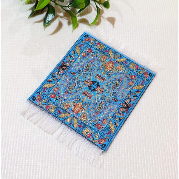 オリエンタル柄が可愛いミニチュアカーペット。ミニサイズながらも存在感が有ります。お気に入りの小物を置いても素敵ですね。裏側にゴム製のマットが貼って有ります。ディスクやテーブルに傷がつきにくいです。【サイズ】１３ｘ１０ｃｍ（フリンジ含む）目安...