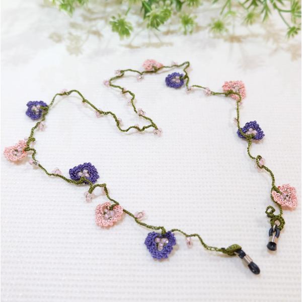 トルコの女性が一つ一つ心を込めて作ったメガネホルダーです。小花が耳元から下がりお顔を華やかに引き立てます。【サイズ】平置きで８０~８５ｃｍ位メガネをかけると重さで多少伸びます。小花１.５ｘ１.５ｃｍ　目安としてお考え下さい。各種プレゼントと...