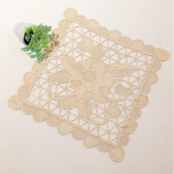 おしゃれなレースナプキンです。こちらは落ち着いたブラウン色です。お菓子やデザート皿を乗せたり、お気に入りの小物を置いても素敵です。それぞれを引き立てる美しさを持っています。レースの薄さより少し厚みを感じるかもしれません。トルコでも人気のある...