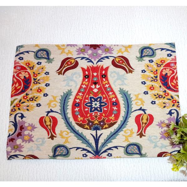 トルコのランチョンマットです。オリエンタル柄やトルコ国花のチューリップやカーネーションのデザインが素敵です。ティータイムに活躍してくれそうですね。また花瓶敷にしたりお手製の小物を飾っても素敵です。アイデア次第でお楽しみください。【サイズ】　...