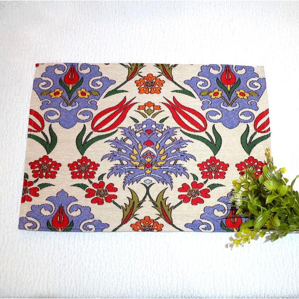 トルコのランチョンマットです。オリエンタル柄やトルコ国花のチューリップやカーネーションのデザインが素敵です。ティータイムに活躍してくれそうですね。また花瓶敷にしたりお手製の小物を飾っても素敵です。アイデア次第でお楽しみください。【サイズ】　...