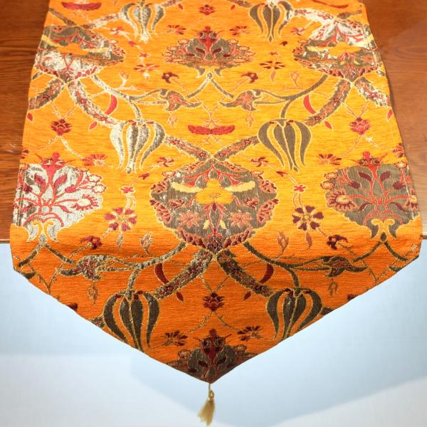 トルコの素敵なテーブルランナー。キリム柄や花柄・サンゴの様な新しいデザインも人気です。テーブルの上に敷くだけで華やぎます。また花瓶や季節のフルーツ盛りを置いても良いですね。お部屋のインテリアとしてタペストリーやタンスに飾ったり大判なのでベッ...