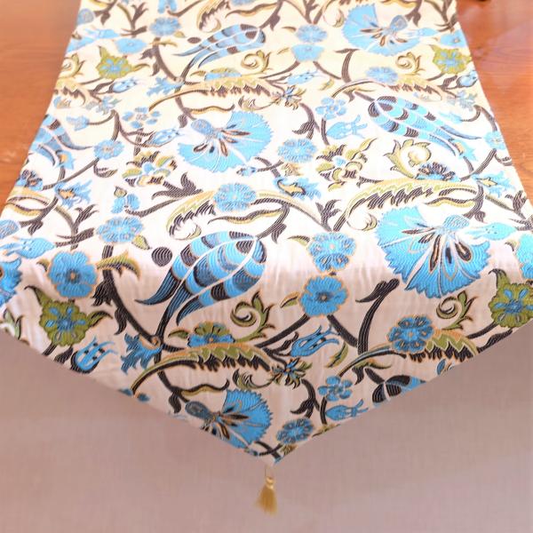 トルコの素敵なテーブルランナー。トルコ国花チューリップとカーネーションのデザインが人気です。テーブル上に敷くだけで華やぎます。また花瓶や季節のフルーツ盛りを置いても良いですね。お部屋のインテリアとしてタペストリーやタンスに飾ったり大判なので...