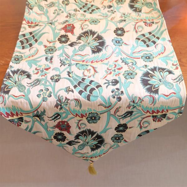 トルコの素敵なテーブルランナー。トルコ国花チューリップとカーネーションのデザインが人気です。テーブルの上に敷くだけで華やぎます。また花瓶や季節のフルーツ盛りを置いても良いですね。お部屋のインテリアとしてタペストリーやタンスに飾ったり大判なの...