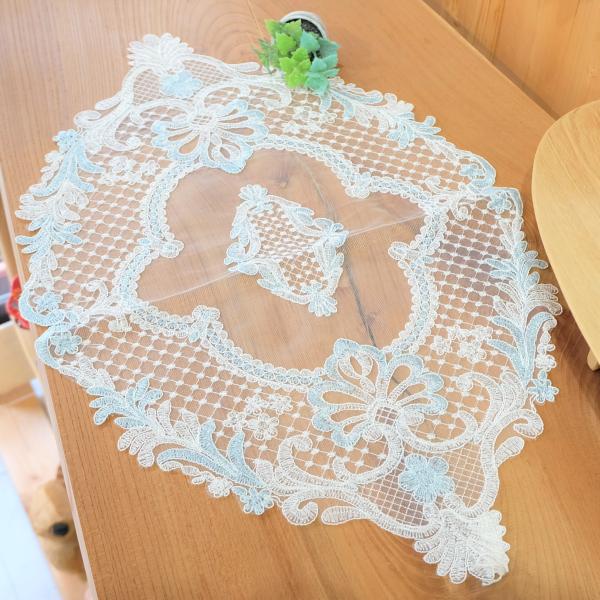 トルコの素敵なテーブルセンター。季節を問わずテーブルの上にあるだけでとても華やかになります。また、花瓶敷としてもお気に入りの小物を置いて頂いても良いですね。リビングやキッチンが明るくおしゃれな雰囲気になります。【サイズ】５４ｘ３６ｃｍ（一番...