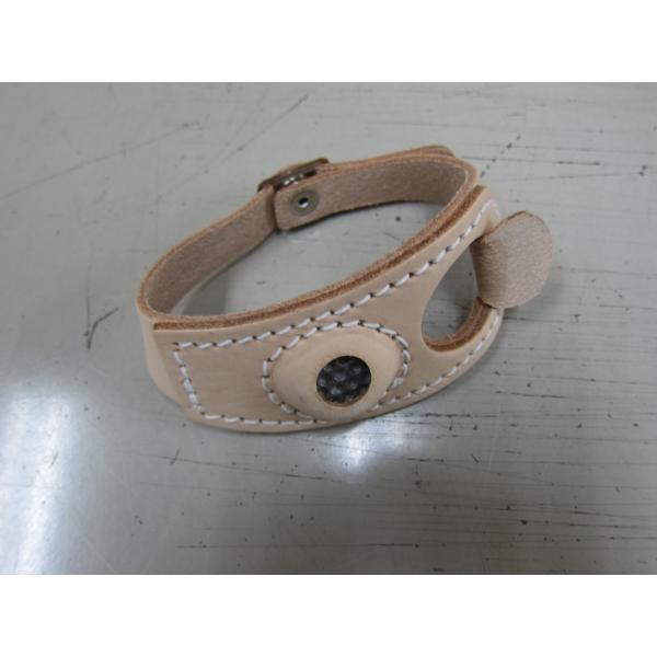 セイルパーム　帆布補修時の指貫き帆布を縫う時に使用する指貫き、セイルパームです。帆布は非常に丈夫で、太いセイル針でないと縫うことができません。ところが太いセイル針を使うにはこの大きな専用の指貫きを使わないと、普通の指貫きでは針を通すこともで...