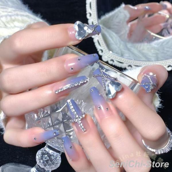 自分サイズが見つかる24枚入りネイルチップ?うれしいグミシール付き！ネイルシールより硬さがあるため爪に合わせて貼るだけでカンタンです☆両面テープや、ネイルグミシールなら繰り返しお使い可能でコスパも◎ぶきっちょさんでも立体感のある３Ｄデコネイ...