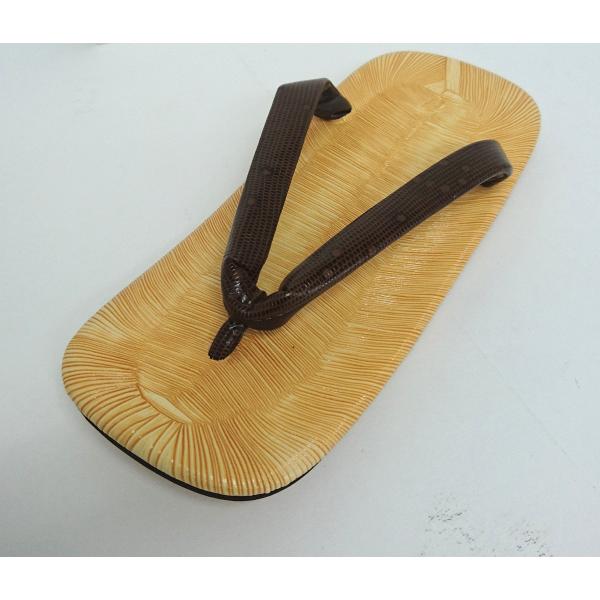 雪駄 皮底 トカゲ（牛革・型押し） Ｌ　　チョコ色国内生産で本皮底の雪駄です。かかとには、減り止め等のため馬蹄形の金具が付いています。(ただし、場所により床を傷つけてしまう恐れがあり、入場を制限される場合もございますのでご注意下さい。)鼻緒...