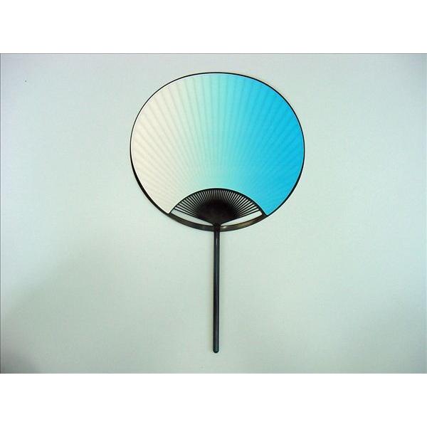 踊り用の黒プラスチック丸柄のぼかしうちわです。持ち手の部分は丸くなっています。長さ　約39cm。持ち手の長さ　約16cm。最大幅　約24cmです。両面同じ模様です。