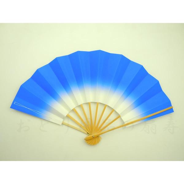 群青、白竹骨シンプルですが飽きの来ないデザインで、昔からイベントや日本舞踊の稽古用、祭り、団体踊りなどに人気のある商品です。長さ/約29cm。広がり/約50cm。扇骨/白竹。扇面/両面同じ柄。9寸5分標準的なサイズの舞扇子です。日本製（京都...
