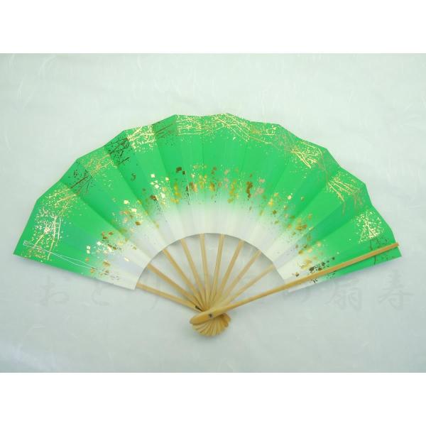 天に松葉、地に小石を金箔でデザインした舞扇子 天地小石です。長さ/約29cm。広がり/約50cm。扇骨/白竹。扇面/両面同じ柄。9寸5分標準的なサイズの舞扇子です。日本製（京都）。扇箱等は付いていません。親骨には重さのバランスを取るためのお...