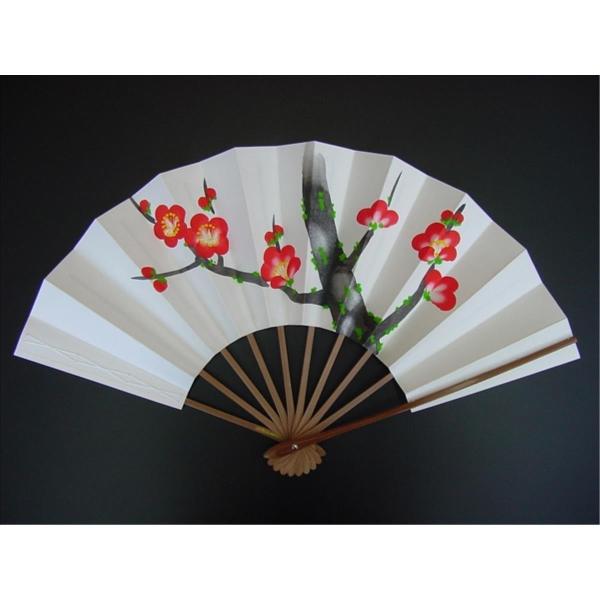 手書きの紅梅です。白の部分はパール地で、真珠のような光沢があります。色絵付け、箔加工、地紙、扇骨、折、仕立にこだわった品質の高い国産京扇子です。長さ/約29cm。広がり/約50cm。扇骨/スス竹骨。扇面/両面同じ柄。9寸5分標準的なサイズの...
