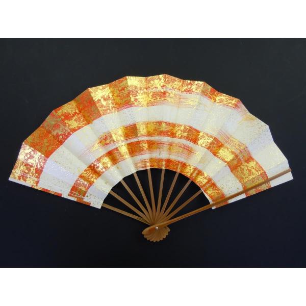 尺サイズの舞扇子です。通常より大型の、尺寸の舞扇子です。色絵付け、箔加工、地紙、扇骨、折、仕立にこだわった品質の高い国産京扇子です。長さ/約30cm。広がり/約53cm。扇骨/スス竹骨。扇面/両面同じ柄。尺寸。通常より大型の尺寸舞扇子です。...