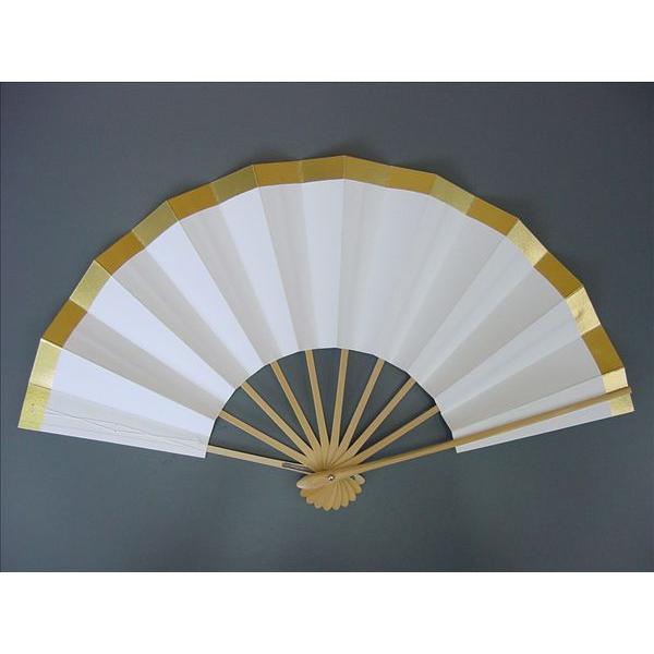 白地天金の舞扇子です。長さ/約29cm。広がり/約50cm。親骨・中骨/白竹。扇面/両面同じ柄。9.5寸標準的なサイズの舞扇子です。扇箱等は付いていません。親骨には重さのバランスを取るためのおもりが埋め込んであります。ぎりぎりまで値引きして...
