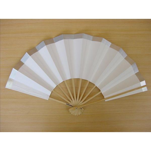 白地天銀の舞扇子です。長さ/約29cm。広がり/約50cm。親骨・中骨/白竹。扇面/両面同じ柄。9.5寸標準的なサイズの舞扇子です。扇箱等は付いていません。親骨には重さのバランスを取るためのおもりが埋め込んであります。ぎりぎりまで値引きして...