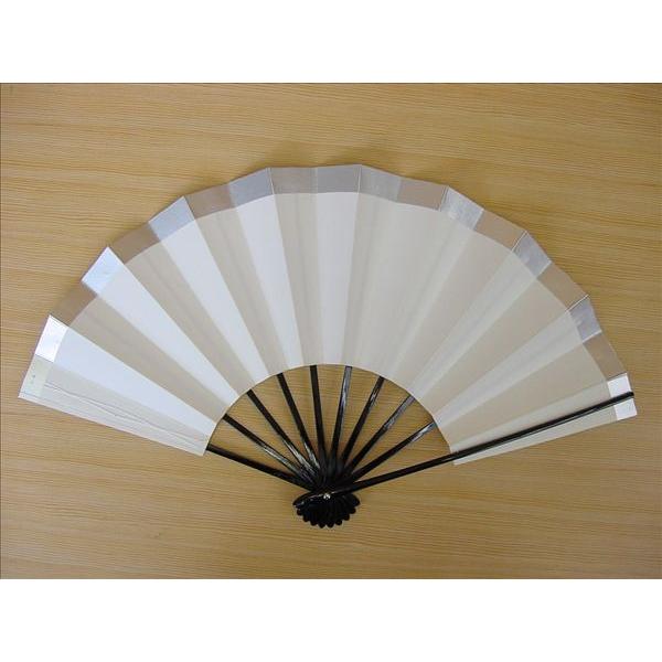 白地天銀の舞扇子です。長さ/約29cm。広がり/約50cm。親骨・中骨/黒塗。扇面/両面同じ柄。9.5寸標準的なサイズの舞扇子です。扇箱等は付いていません。親骨には重さのバランスを取るためのおもりが埋め込んであります。ぎりぎりまで値引きして...