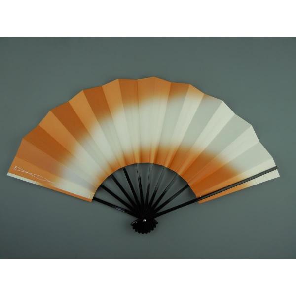 尺サイズの舞扇子です。パール地で、全体に真珠のような淡い光沢があります。長さ/約30cm。広がり/約53cm。扇骨/黒塗。扇面/両面同じ柄。尺寸。通常より大型の尺寸舞扇子です。日本製（京都）。扇箱付きです。親骨には重さのバランスを取るための...