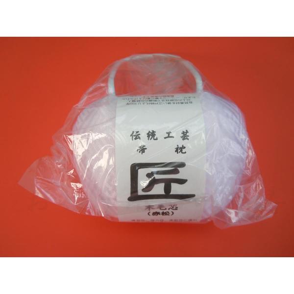 振り下げ帯(だらり帯)用の帯枕です。枕部分は、たて　約10cm。最大幅　約13.5cm。厚さ　約6cm。表アセ　レーヨン100%。裏　レーヨン100%。足は、約12.5cm、金属製です。日本製です。