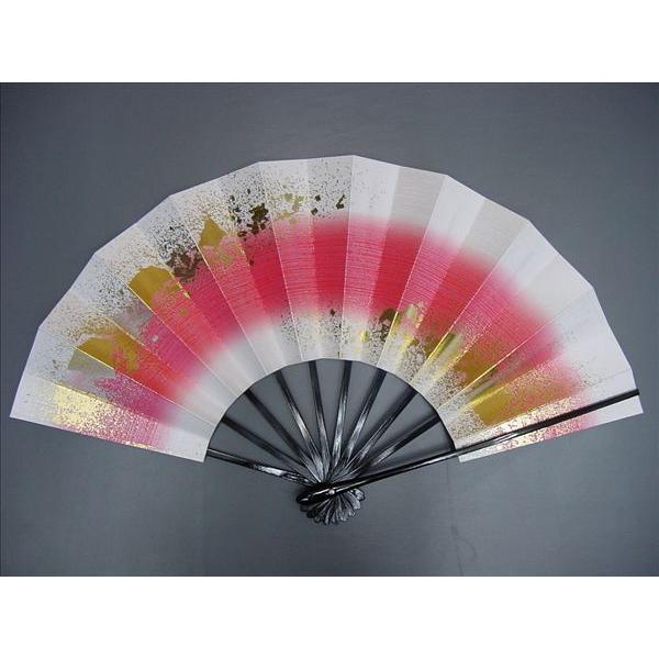 全体的に、真珠のような淡い光沢があります。長さ/約29cm。広がり/約50cm。扇骨/黒塗骨。扇面/両面同じ柄。9寸5分標準的なサイズの舞扇子です。日本製（京都）。扇箱等は付いていません。カタログ番号　愛　1361親骨には重さのバランスを取...