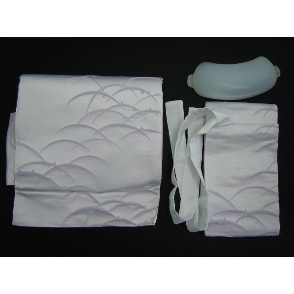 軽装名古屋帯です。巾　約30cm。胴回　約147cm。フック式です。模様は薄い藤色です。材質は不明ですが、ポリエステルとレーヨンだと思います。正絹ではありません。