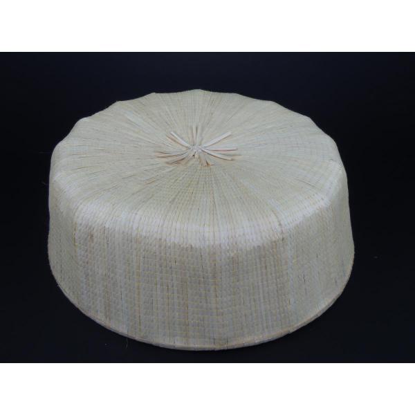 特別に作ってもらった、役者さんが使う様な三度笠です。通常の三度笠よりも大きく、深さがある木枯らし紋次郎風の三度笠です。直径　最大で　約55cm。深さ　約18cm。中央は少しへこんでいます。骨は竹製です。頭台は別売りとなります。