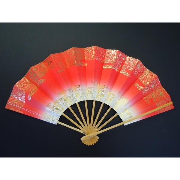 天と地に雲と砂子を配置した舞扇子です。長さ/約29cm。広がり/約50cm。扇骨/白竹。扇面/両面同じ柄。9寸5分。標準的なサイズの舞扇子です。日本製（国産京扇子）。扇箱等は付いていません。親骨には重さのバランスを取るためのおもりが埋め込ん...