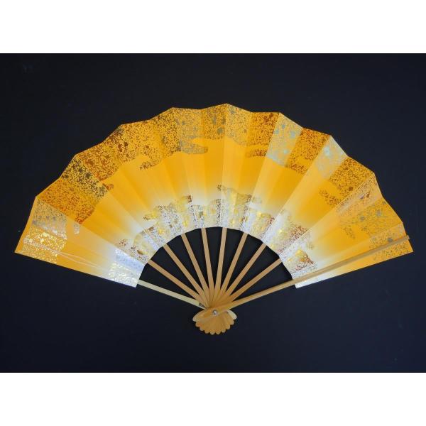 天と地に雲と砂子を配置した舞扇子です。長さ/約29cm。広がり/約50cm。扇骨/白竹。扇面/両面同じ柄。9寸5分。標準的なサイズの舞扇子です。日本製（国産京扇子）。扇箱等は付いていません。親骨には重さのバランスを取るためのおもりが埋め込ん...