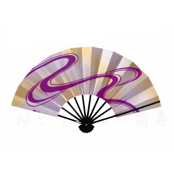 日本製の高級舞扇子です。流水・紫。長さ/約29cm。広がり/約50cm。扇骨/黒塗骨。扇面/両面同じ柄。9寸5分。標準的なサイズの舞扇子です。日本製（国産京扇子）。扇箱等は付いていません。親骨には重さのバランスを取るためのおもりが埋め込んで...