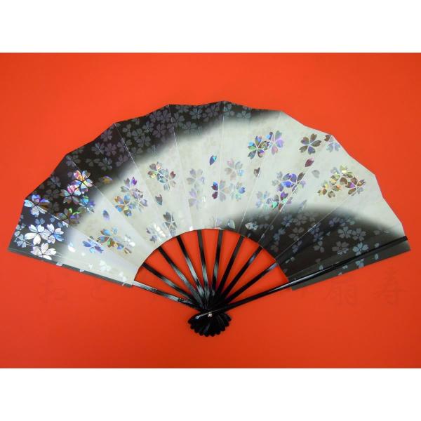 日本製の高級舞扇子です。ホロ箔・桜・黒。長さ/約29cm。広がり/約50cm。扇骨/黒塗骨。扇面/両面同じ柄。9寸5分。標準的なサイズの舞扇子です。日本製（国産京扇子）。扇箱等は付いていません。親骨には重さのバランスを取るためのおもりが埋め...