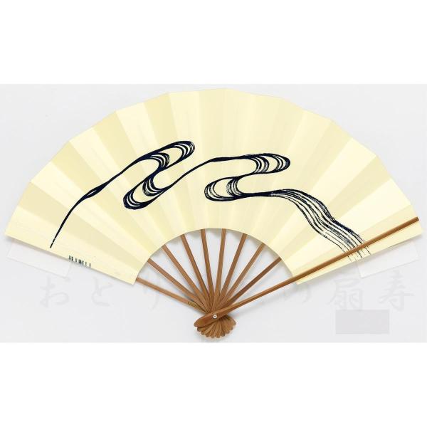 鳥の子地、紺の尺舞扇子です。長さ/約30cm。広がり/約53cm。扇骨/スス竹。扇面/両面同じ柄。尺寸。通常より大型の尺寸舞扇子です。日本製（国産京扇子）。扇箱付きです。親骨には重さのバランスを取るためのおもりが埋め込んであります。ぎりぎり...