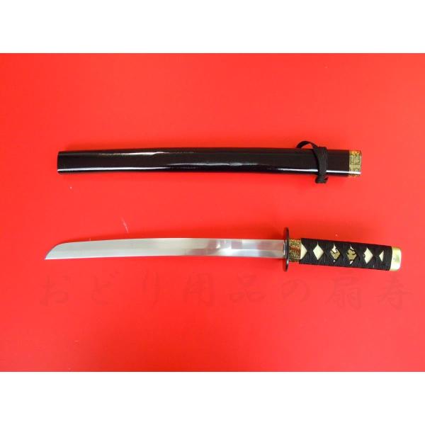 ちょっとした演芸や、舞踊の稽古などに最適の舞踊刀です。鍔の色は黒となります。長さは鞘まで含めて　約52cm。刃渡り　約31cm。重さは鞘まで含めて　約180g。鞘から抜いた状態で 約110g。材質は、刀身　アルミ合金。鞘はほうの木です。(ハ...