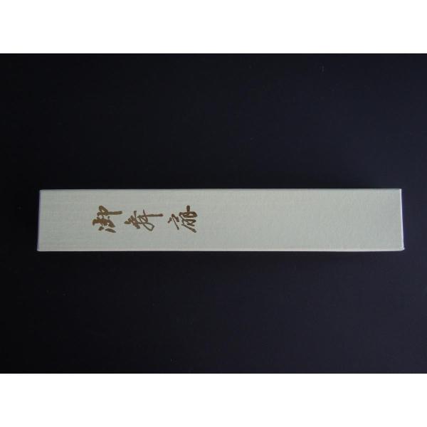 標準(9.5寸)用の扇箱です。扇を一本入れることができます。材質は紙です。内部に薄い紙フィルムがあります。扇箱のみでのクリックポストでの出荷は一度に数量4迄となります。同数かそれ以上の数量の他の舞扇子と合わせてご注文いただく場合は、クリック...