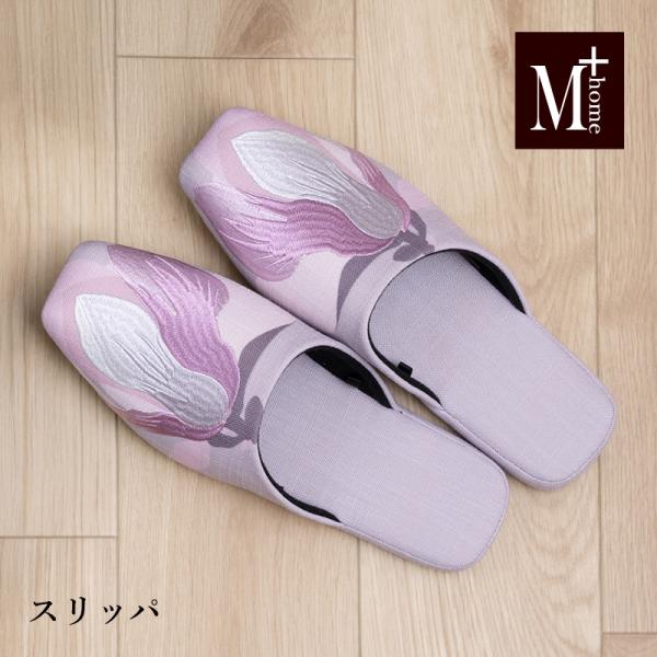 適応サイズ：約24〜26cm素材：（甲表・甲裏・中板）ポリエステル　（底材）PVCカラー：ピンク中国製ウォッシャブル（タンブラー乾燥はできません）ほんのり赤みを帯びた大きなマグノリアを大胆にあしらったトイレスリッパ。リネンライクな生地にプリ...