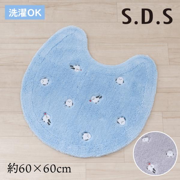 サイズ：約60×60cm　（アールより手前約46cm）素材：ポリエステル100％裏面：滑りにくい加工カラー：ブルー・グレーインドネシア製アップリケ刺繍の小さなシマエナガがちょこちょこと飛んでいる、可愛らしいデザインのトイレマットです。ふわふ...