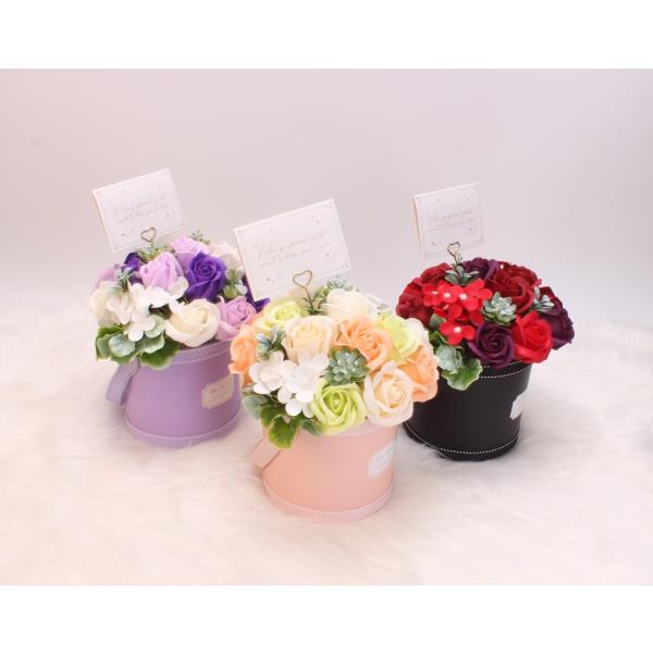 ソープフラワーは花びら一枚一枚が香りのよい石鹸からつくられた、ほのかに香る観賞用のお花です。生花と違って水やりの必要もなく枯れることがありませんブリザードフラワーとも違ってほのかな香りを楽しめます。花粉等も無いためアレルギーの原因となること...