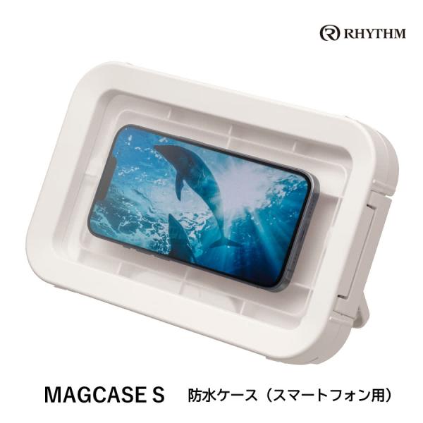 お風呂やキッチンなどの水周りでもスマートフォンの操作や通話、動画などの視聴が可能なスマートフォン用の防水ケースです。角度調節可能な収納スタンド付、おふろやキッチン・冷蔵庫などマグネットが貼りつく壁にピタッと貼り付けができます。