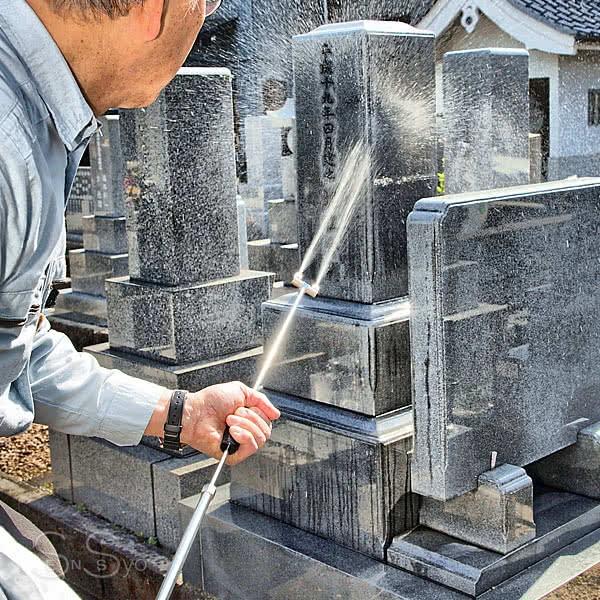 【発売日：2019年09月30日】引いて押すだけ 手動式の強力ジェット水流が墓石汚れを簡単洗浄。バケツから吸い込んだ水をピストンで噴射するコンパクトな手動式ジェット洗浄器。水道がない場所でも大活躍します。噴射部分はジェットタイプと霧タイプの...
