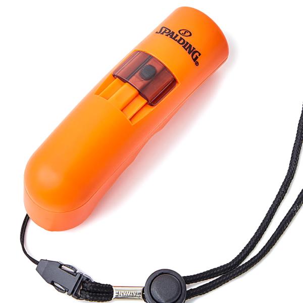 【発売日：2024年08月19日】電子ホイッスル オレンジ色。手にフィットしやすい形状の電子ホイッスル。単4電池2本で使用可能。電気の力で音を鳴らすホイッスル。口で吹く従来のホイッスルとは異なり、ボタンを押すだけで一定の音量を出すことができ...