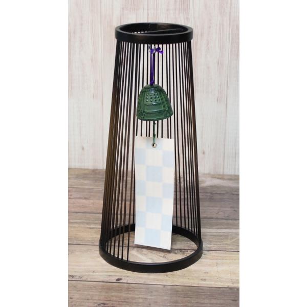 竹細工の上の部分に、金具をつけて、風鈴を吊しています。風鈴は、簡単に取り外せますので、夏以外の季節には、マスコットを吊しても楽しいですよ。下の輪の直径が大きいので、安定していますが、軽いので、あまり風が強かったり、外でお使いになると、倒れる...