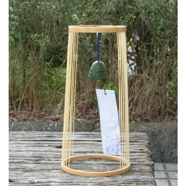 竹細工の上の部分に、金具をつけて、風鈴を吊しています。風鈴は、簡単に取り外せますので、夏以外の季節には、マスコットを吊しても楽しいですよ。（上の画像です。お気に入りのマスコットやストラップを吊しましょう）下の輪の直径が大きいので、安定してい...