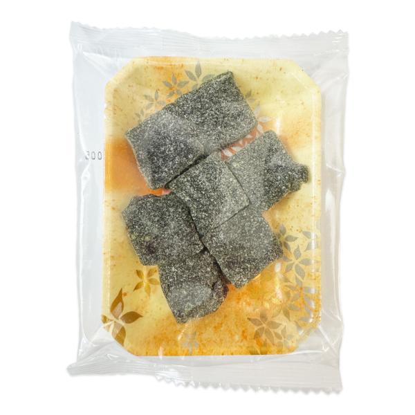 西尾の抹茶を生地に練りこみ、表面にも抹茶を塗布することで、抹茶の風味をさらに味わい深く仕上げました。抹茶と相性の良い小豆（かのこ豆）は、北海道産大納言小豆を使用。その上品な甘味が、濃い抹茶の風味をより引きたてています。