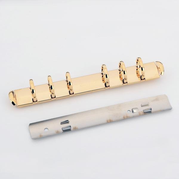 世界最高品質と称されるドイツ・クラウゼ社製のバインダー金具です。数多くの高級ブランドのシステム手帳にも採用されていますね。開閉時の手応えと寸分狂わない噛み合わせに納得させられます。一度取り付けると壊さない限り外せないという一面がありますが、...