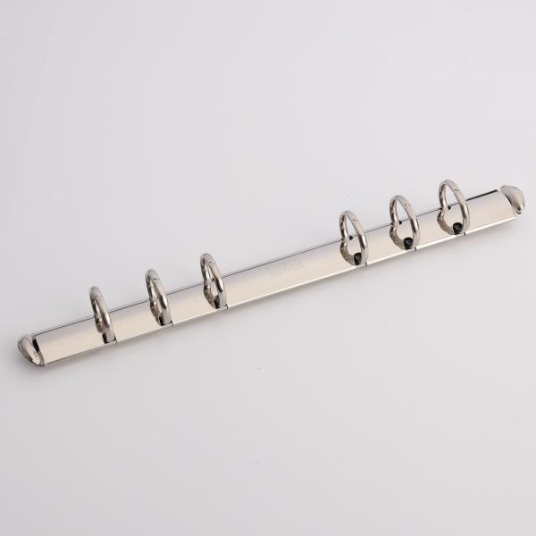 世界最高品質と称されるドイツ・クラウゼ社製のバインダー金具です。数多くの高級ブランドのシステム手帳にも採用されていますね。開閉時の手応えと寸分狂わない噛み合わせに納得させられます。一度取り付けると壊さない限り外せないという一面がありますが、...