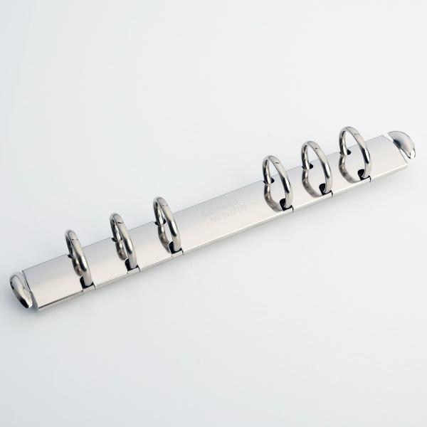 世界最高品質と称されるドイツ・クラウゼ社製のバインダー金具です。数多くの高級ブランドのシステム手帳にも採用されていますね。開閉時の手応えと寸分狂わない噛み合わせに納得させられます。一度取り付けると壊さない限り外せないという一面がありますが、...