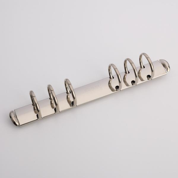 世界最高品質と称されるドイツ・クラウゼ社製のバインダー金具です。数多くの高級ブランドのシステム手帳にも採用されていますね。開閉時の手応えと寸分狂わない噛み合わせに納得させられます。一度取り付けると壊さない限り外せないという一面がありますが、...