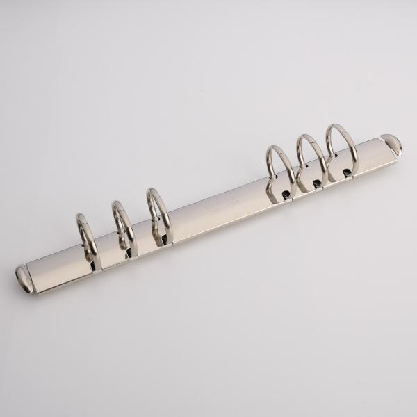 世界最高品質と称されるドイツ・クラウゼ社製のバインダー金具です。数多くの高級ブランドのシステム手帳にも採用されていますね。開閉時の手応えと寸分狂わない噛み合わせに納得させられます。一度取り付けると壊さない限り外せないという一面がありますが、...