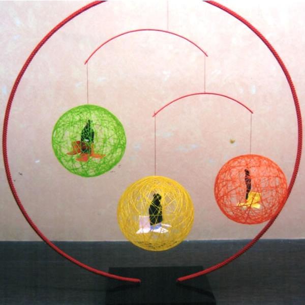 タイプ：スタンド3個吊りタイプカラー：オレンジ色と山吹色とみどり色素材：絹糸、千代紙他絹玉サイズ：直径約10cm×3個