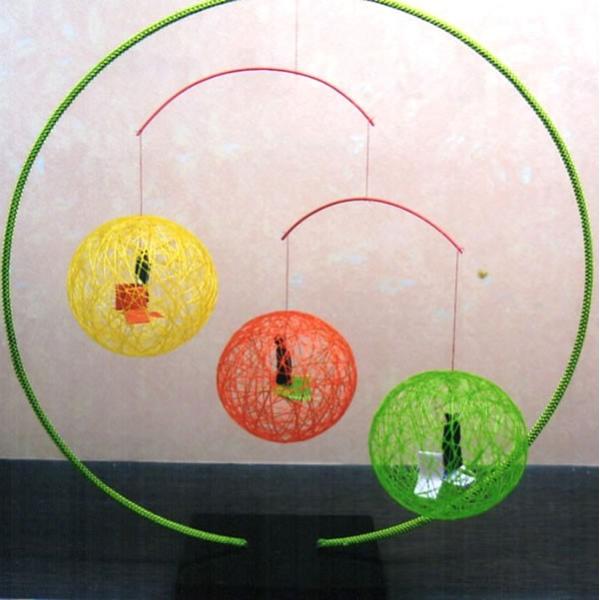 タイプ：スタンド3個吊りタイプカラー：オレンジ色と山吹色とみどり色素材：絹糸、千代紙他絹玉サイズ：直径約10cm×3個