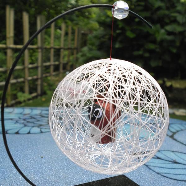 日本で買えるのは当店ダケ屋島山上扇誉亭オリジナル絹てまり屋島太三郎狸タイプ：スタンド1個吊りタイプカラー：淡いピンク素材：絹糸、千代紙他サイズ：高さ 約12cm、絹玉 直径約5.5cm※店頭でも販売していますので在庫切れ表示が間に合わない場...